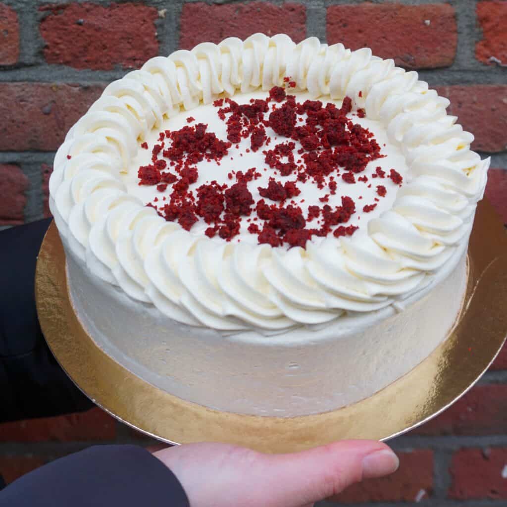 Red velvet taart - melkchocolade & vanille - Amsterdam Cupcake Company